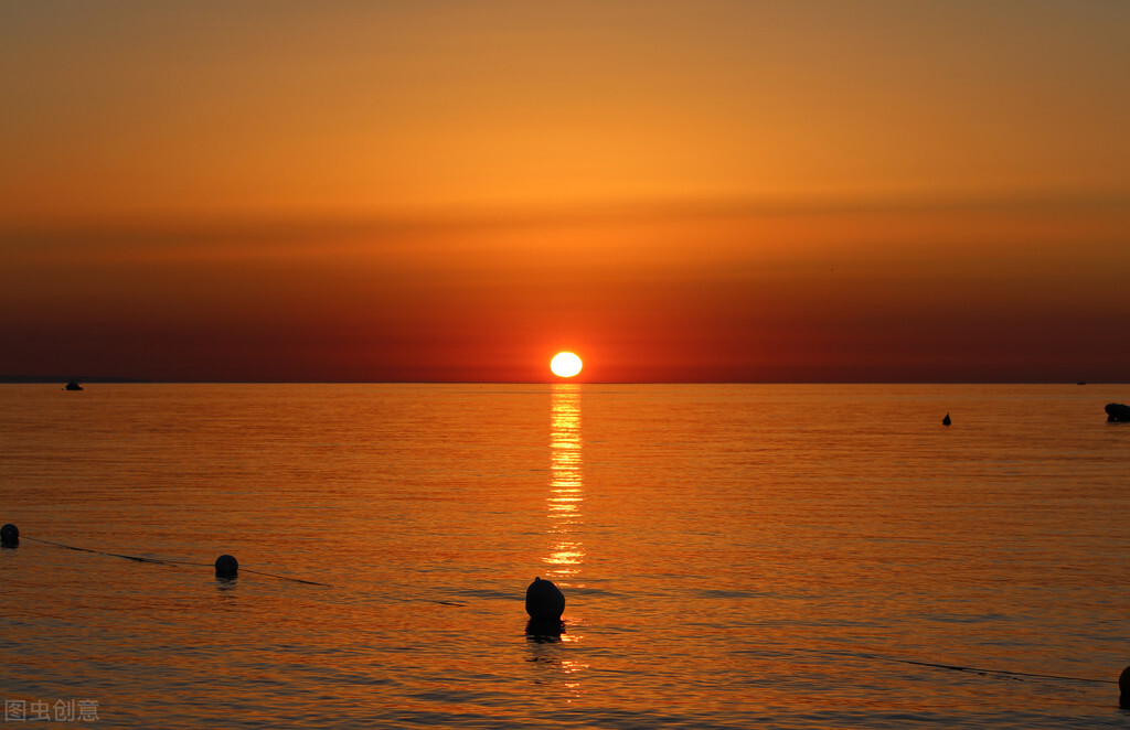 The red sun rises in the east - iMedia