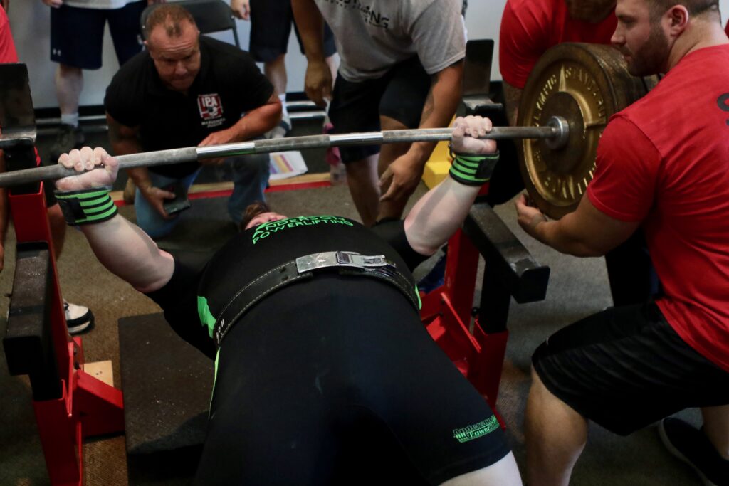 598.7kg!Jimmy Kolb breaks world record for single-layer bench press ...