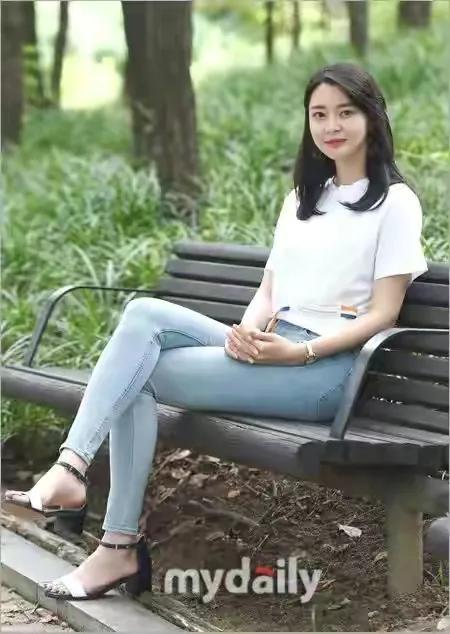 Kwon Nara is a beautiful woman with beautiful long legs. - iMedia