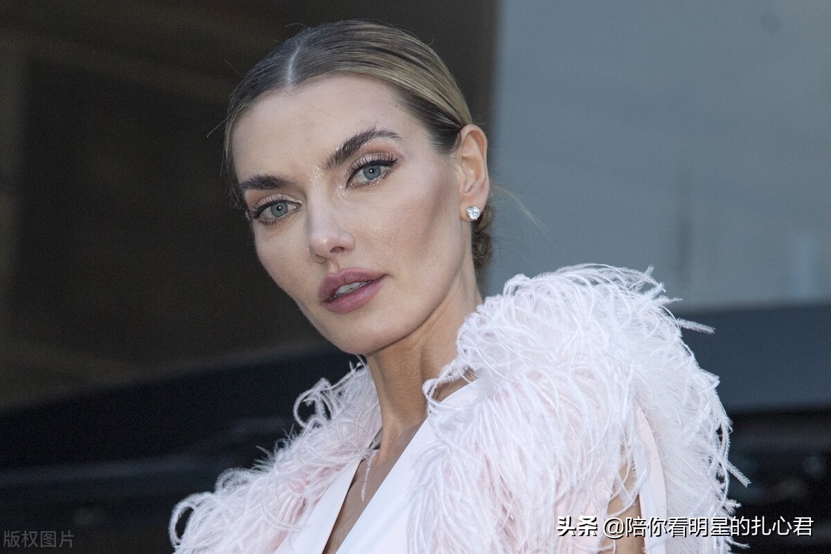 Ukrainian supermodel Alina Bakova is smart and cool in a pale pink deep ...