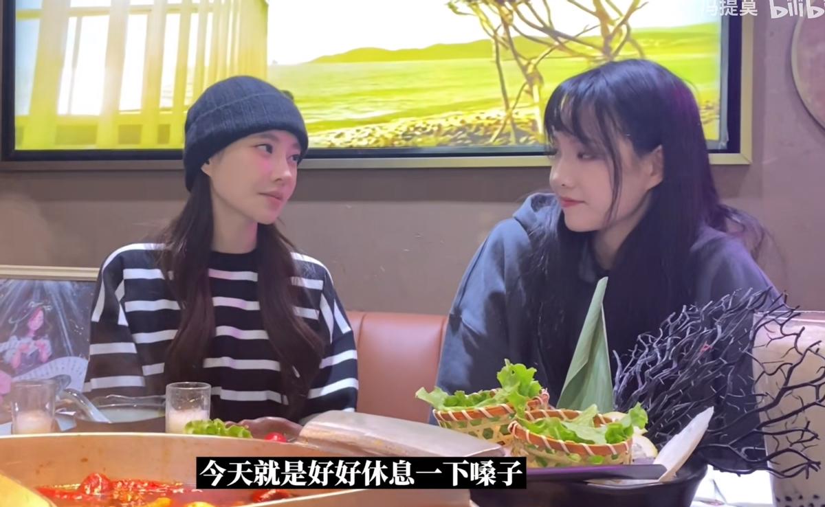 Feng Timo interacted closely with fans, eating hot pot together and ...