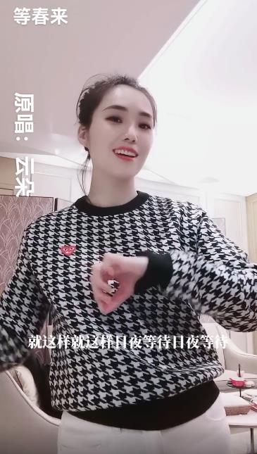 35-year-old Yun Duo sings a new song at home, with a delicate face and ...