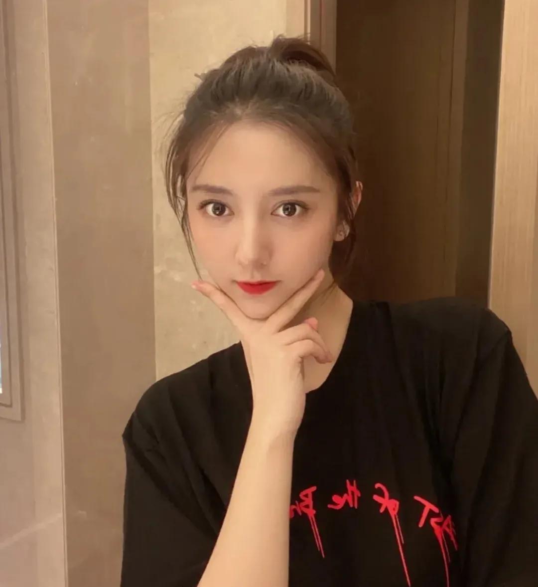 Zhen Shujun, with crisp shoulders and slightly exposed, slender body ...