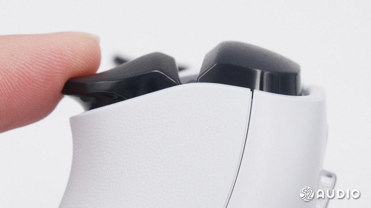 Disassemble the Sony PS5 DualSense gamepad, explore the adaptive ...