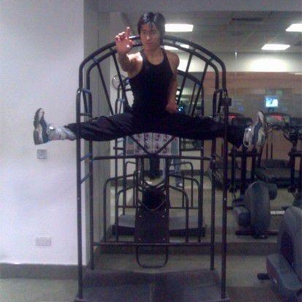 Yue Song: The kung fu is comparable to Bruce Lee, he beats foreigners ...