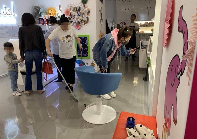 Zhang Yuqi picks up the baby girl from school, her 4-year-old son is ...