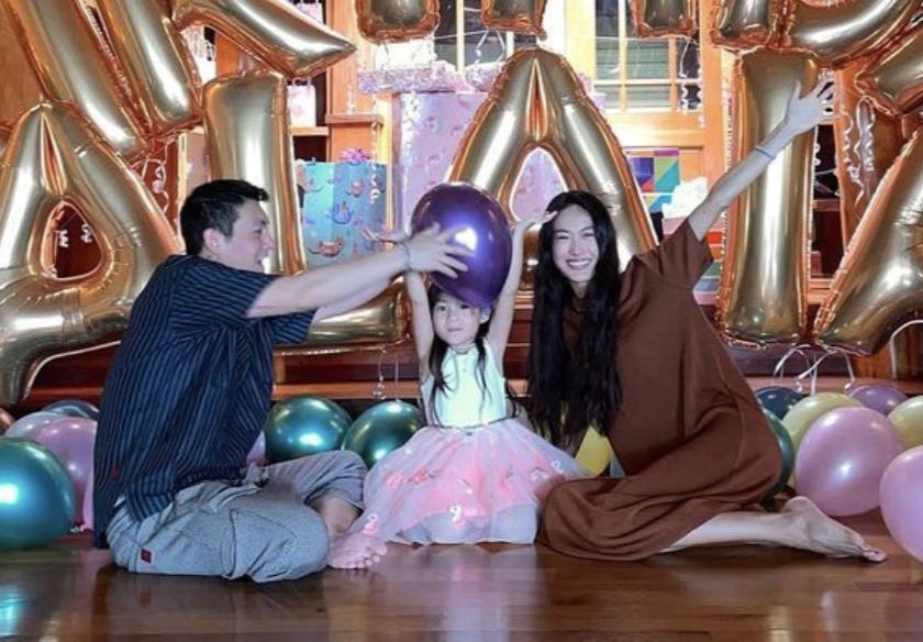 Edison Chen posted a family photo to celebrate the birthday of his 5 ...