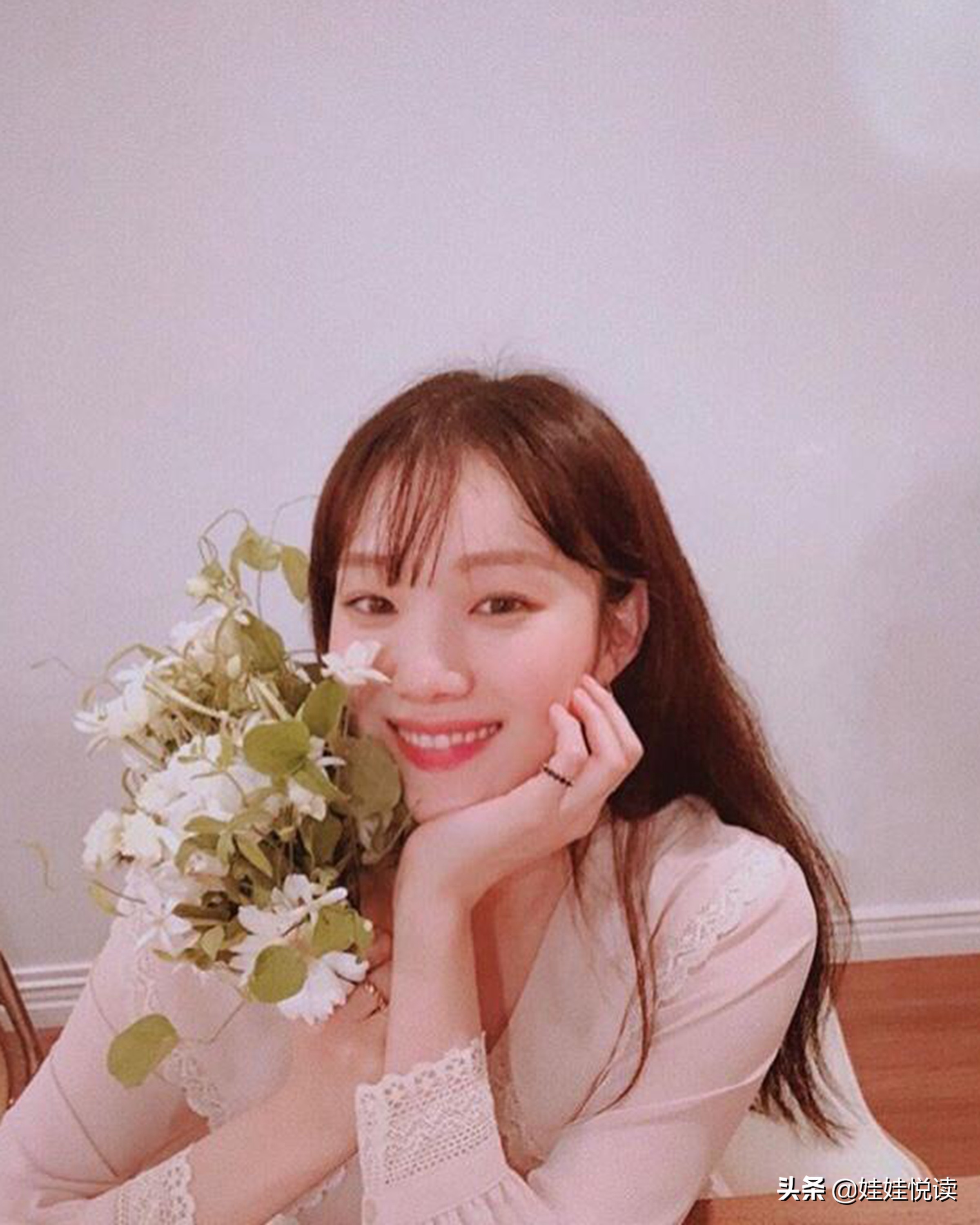 Beautiful photo of Miss Li Jingwen, picture 3 is so cute, I feel a ...