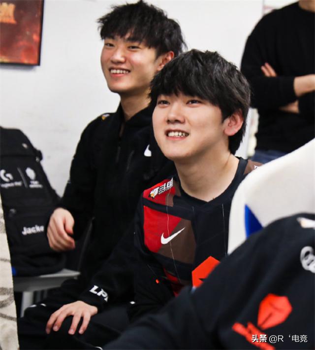 The commentary remembered to start the group TES, and played the ...