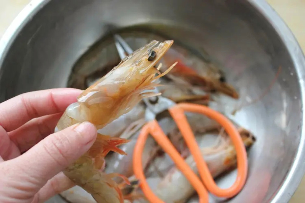Don't use your hands to remove the shrimp line, take a straw, clean and ...