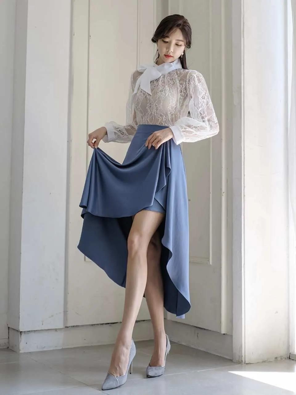 Park Soo-yeon see-through assembling a long blue dress, sexy yet ...