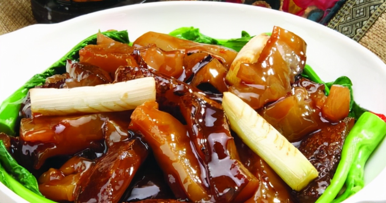 There are six famous Shandong dishes in China. Many tourists come here ...