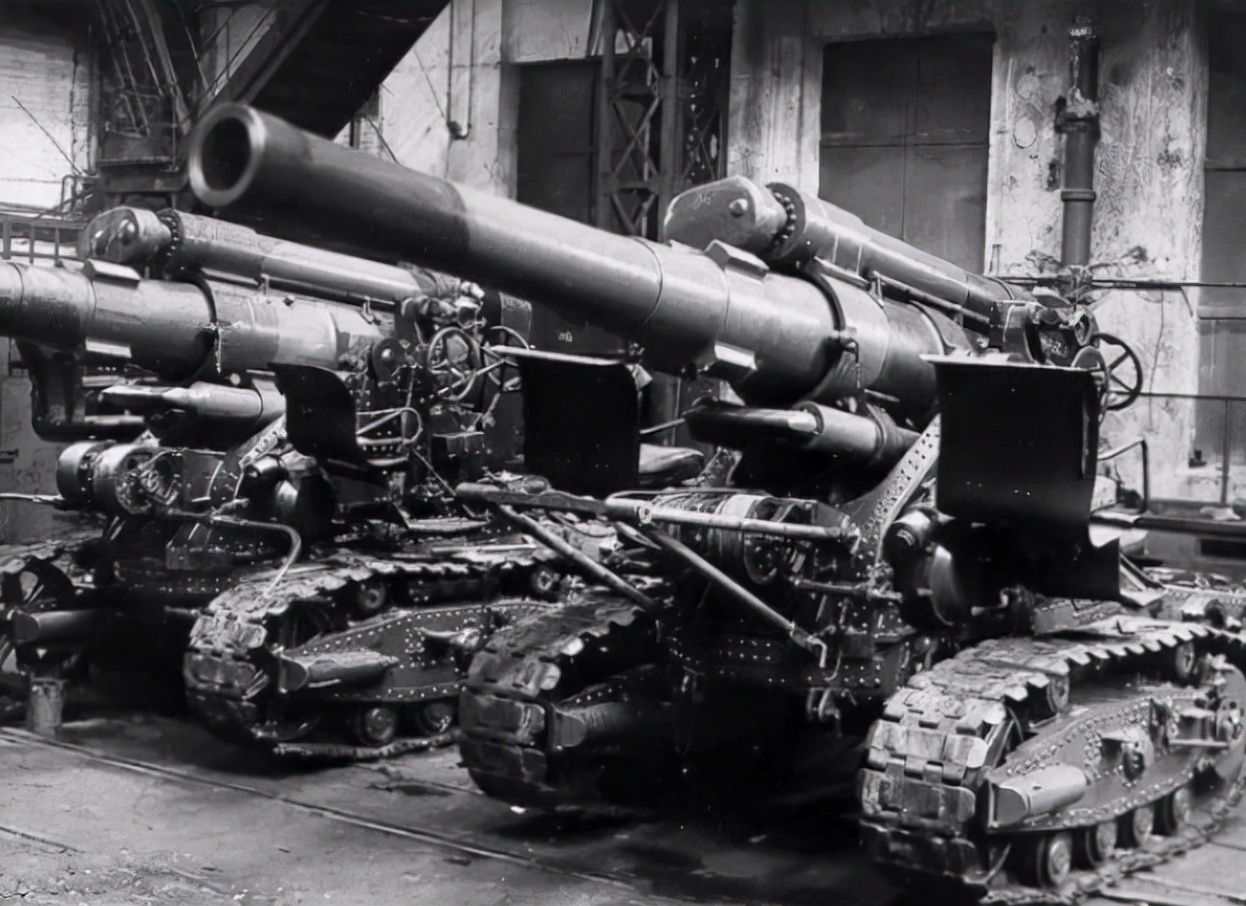 B-4 type 203mm howitzer, the weapon used by the Soviet army to siege ...