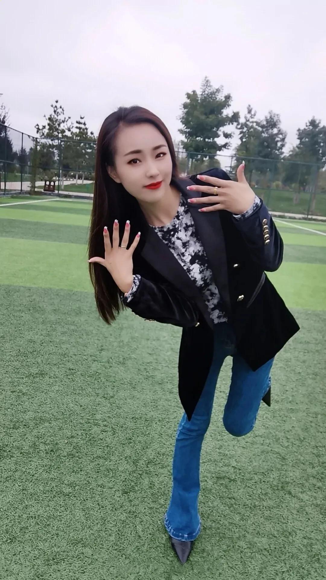 Slender body, perfect face, outstanding appearance - iMedia