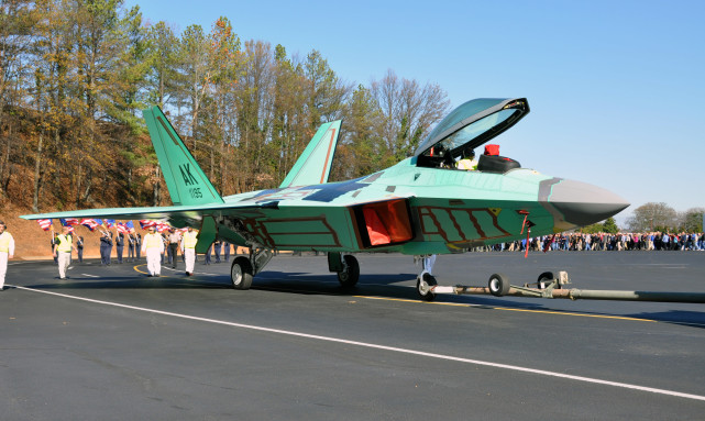 strangeness!An F22 fighter plane, wearing a mirror coating, does it ...