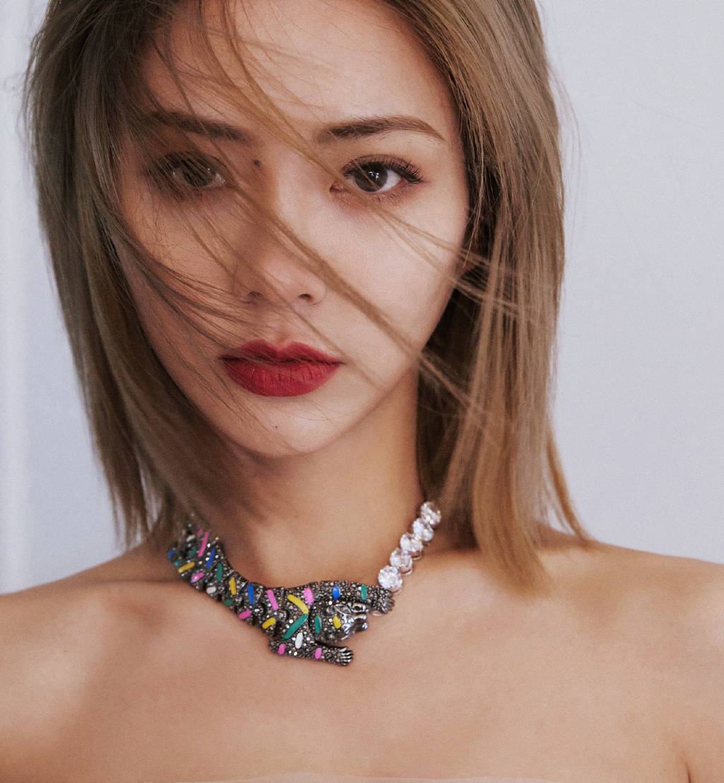 Xie Keyin's birthday photo is sexy and gorgeous, with a slender and ...