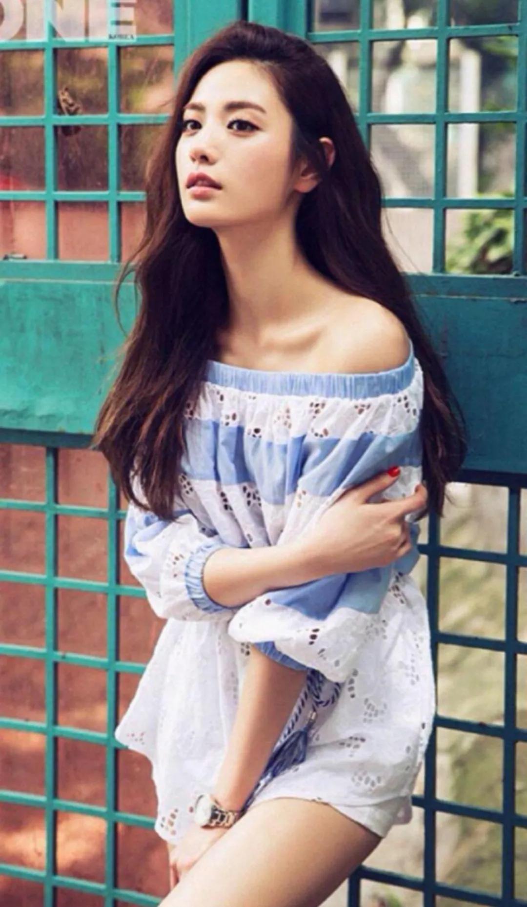 The "mermaid princess" Lin Zhenna with fair skin and beautiful body and ...