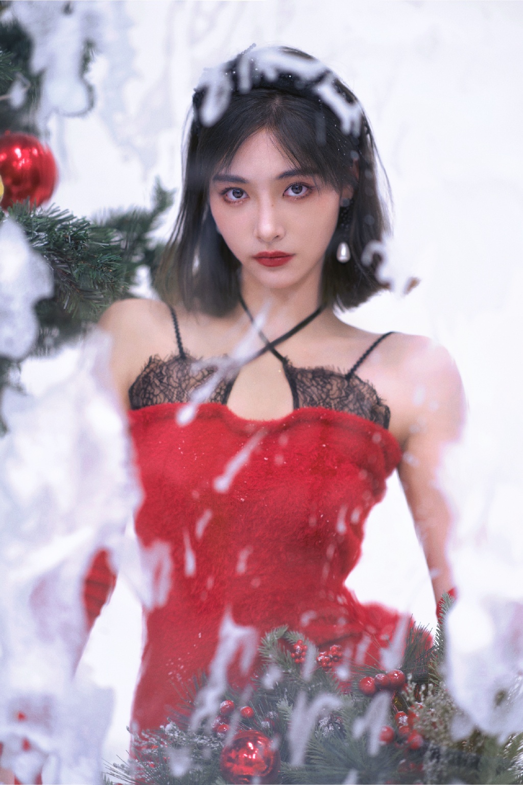 Xu Jiaqi shows her hot style in a red Christmas dress - iMedia