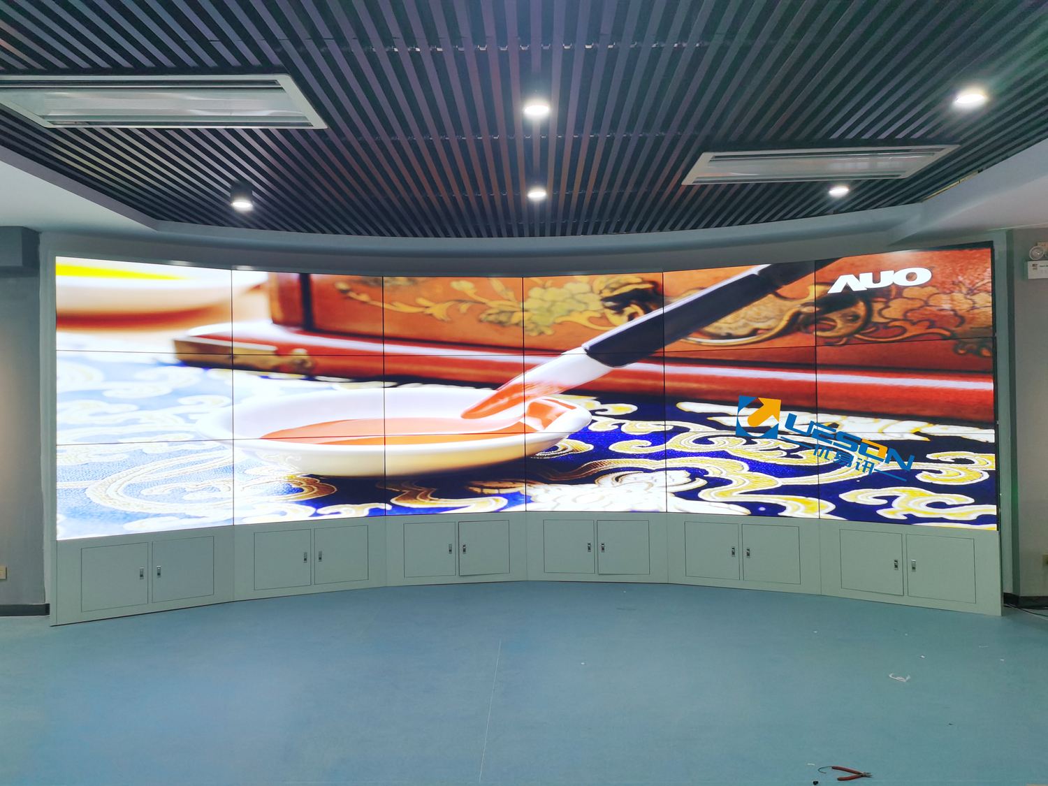 What precautions should be taken when installing a curved LCD splicing ...