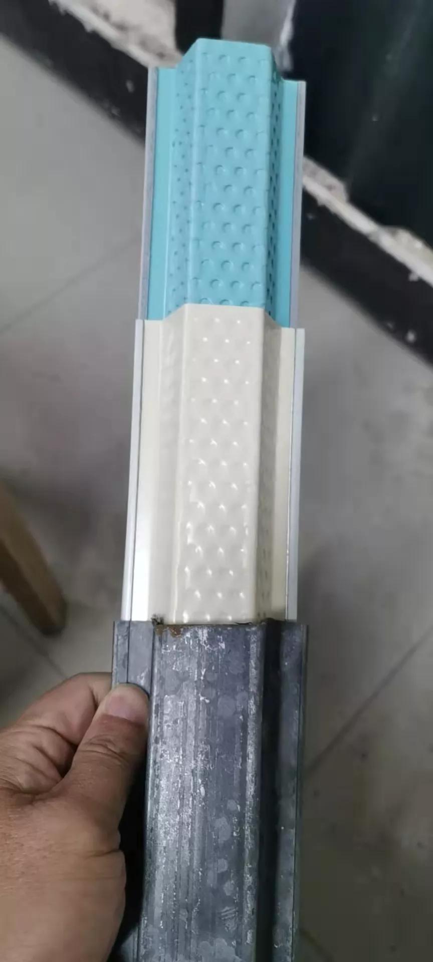 Is the metal hanging rail good at right angles or oblique angles? - iMedia