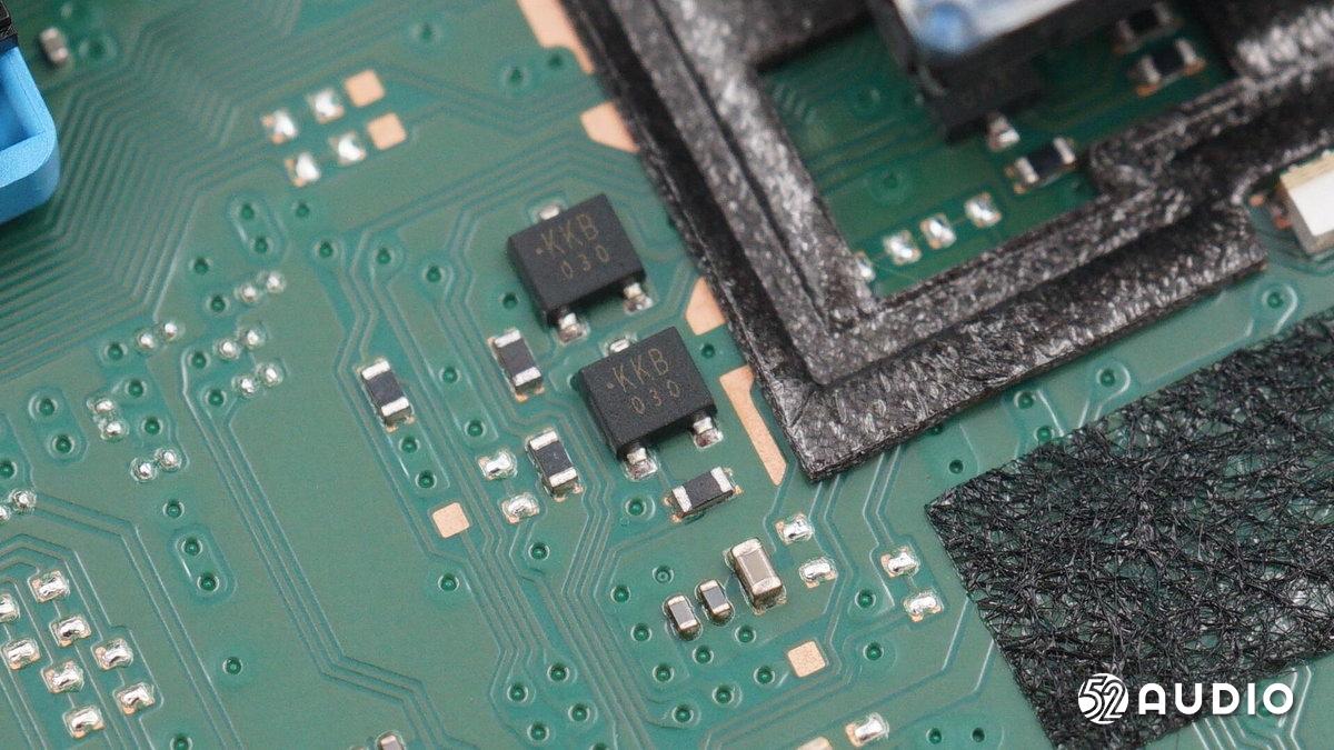 Disassemble the Sony PS5 DualSense gamepad, explore the adaptive ...