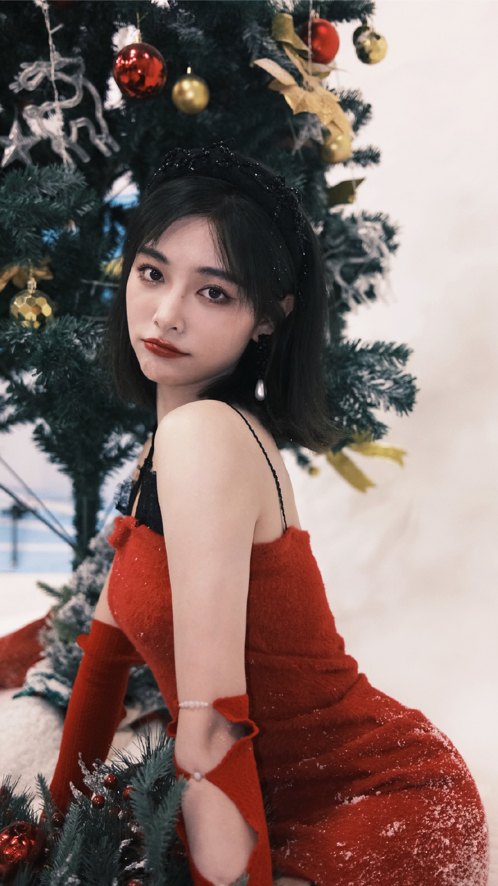 Xu Jiaqi shows her hot style in a red Christmas dress - iMedia