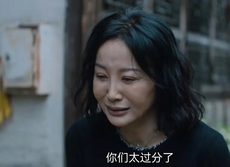 The mouth is crooked and the face is swollen, and the expression ...