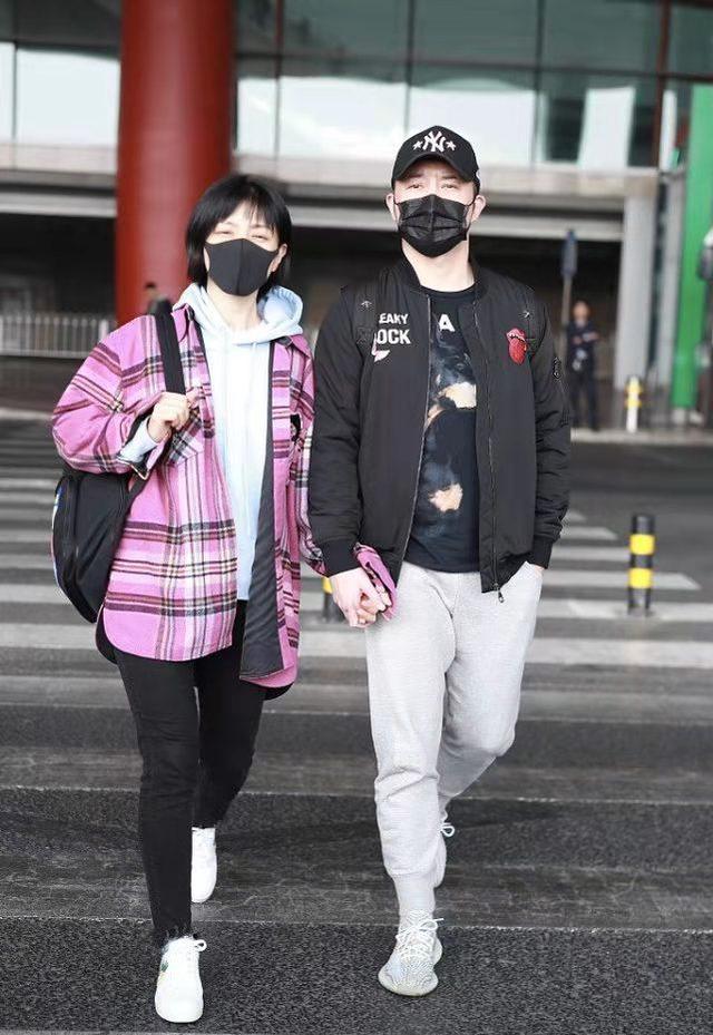 Sha Yi and his wife walked to the airport, Hu Ke changed his hairstyle ...