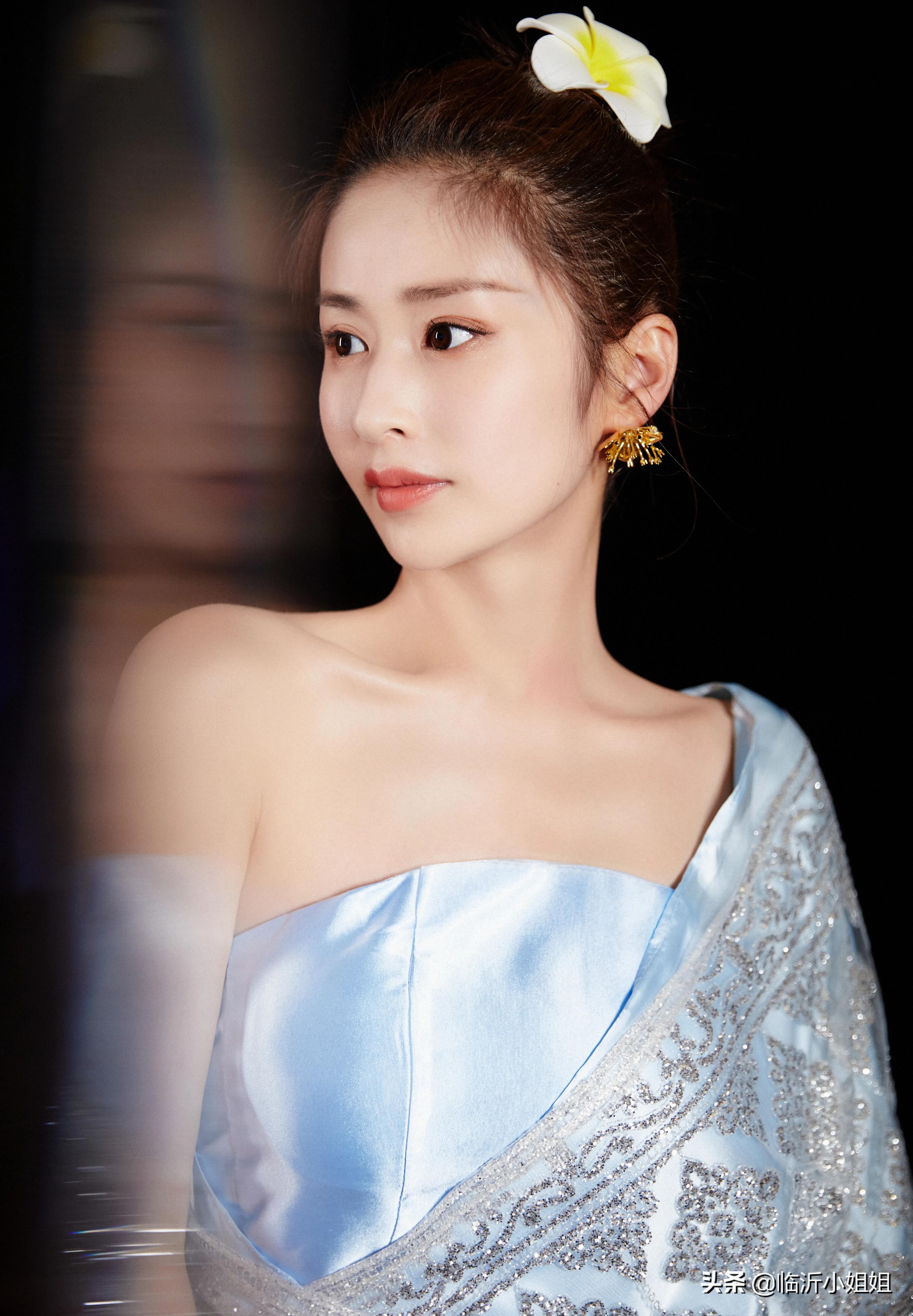 Ying Er, a fresh and refined petite beauty, with a delicate face ...