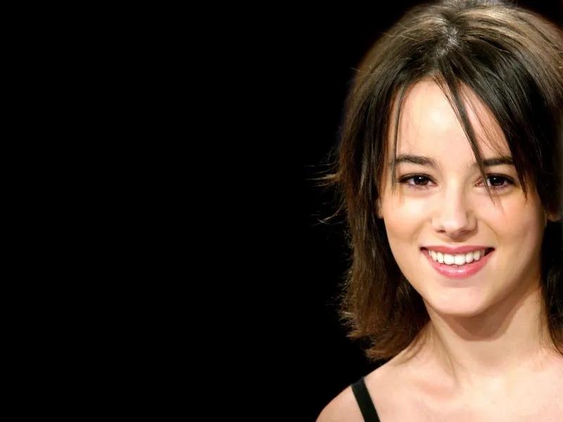 Alizee, the top French singer goddess, has perfect facial features with ...