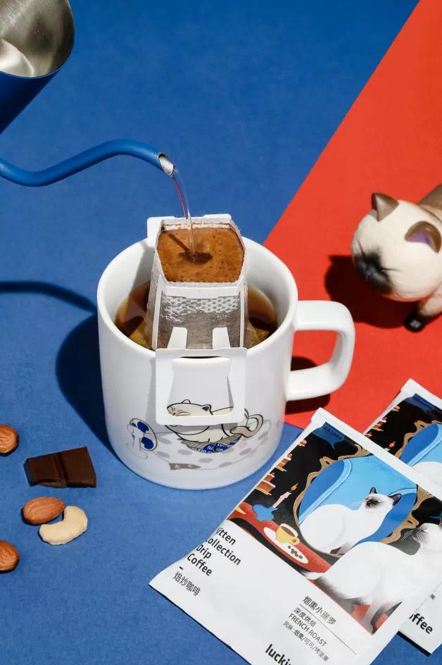 Luckin Coffee and its product packaging series visual system artists in ...