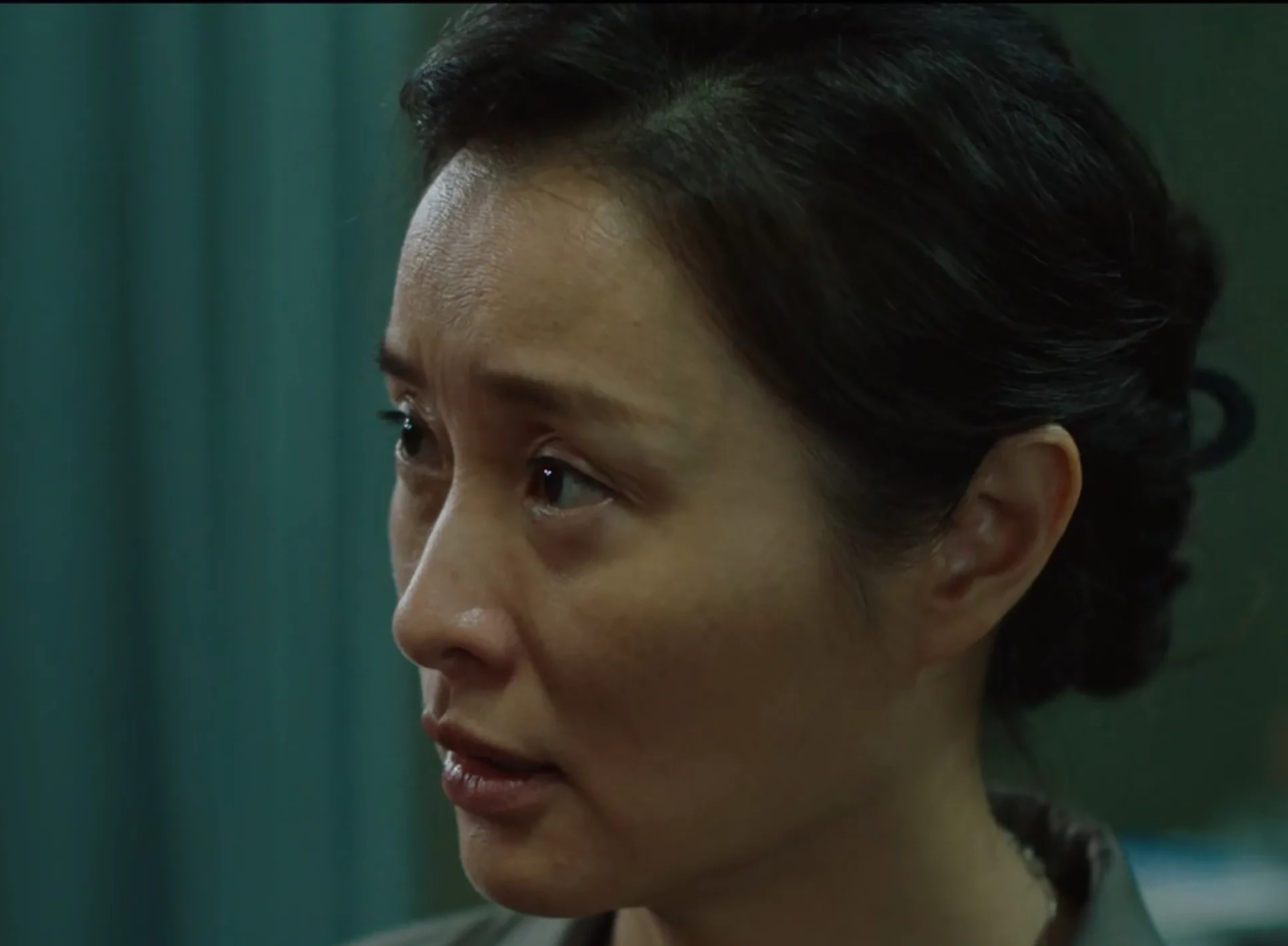 The mouth is crooked and the face is swollen, and the expression ...