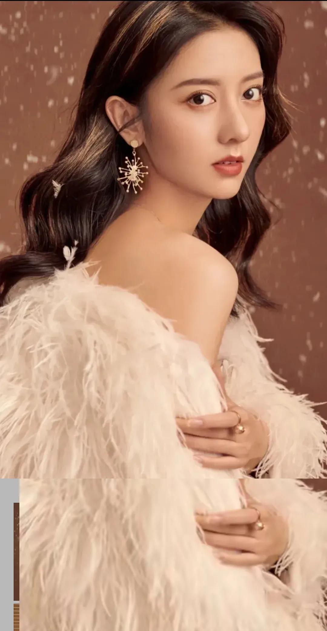 Zhen Shujun, with crisp shoulders and slightly exposed, slender body ...