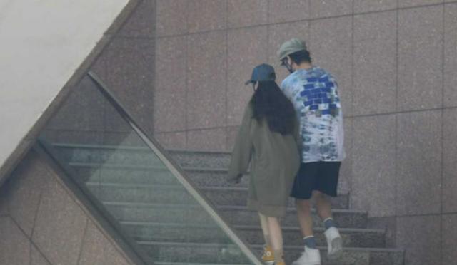 Chen Bolin showed up with his girlfriend, more beautiful than a star ...