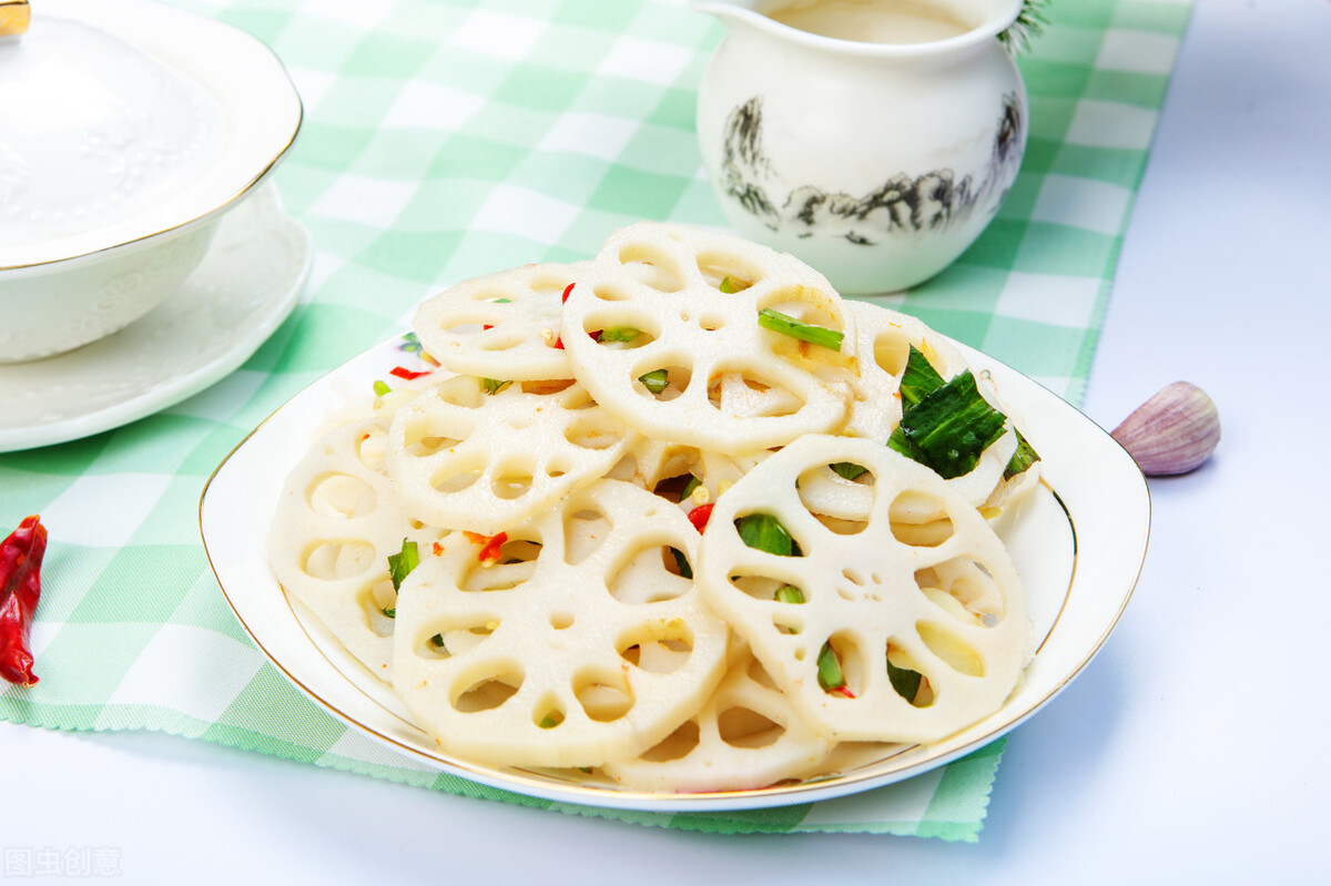 This step is the key to making the lotus root mixed with soy sauce ...