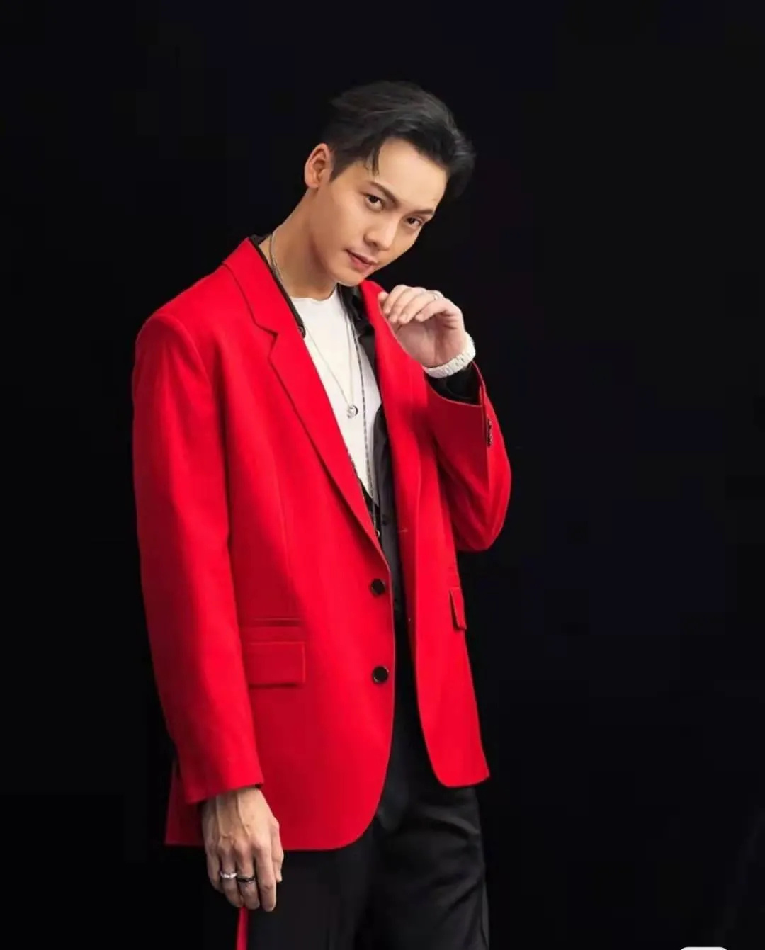 It is difficult for ordinary stars to match the handsomeness of red ...