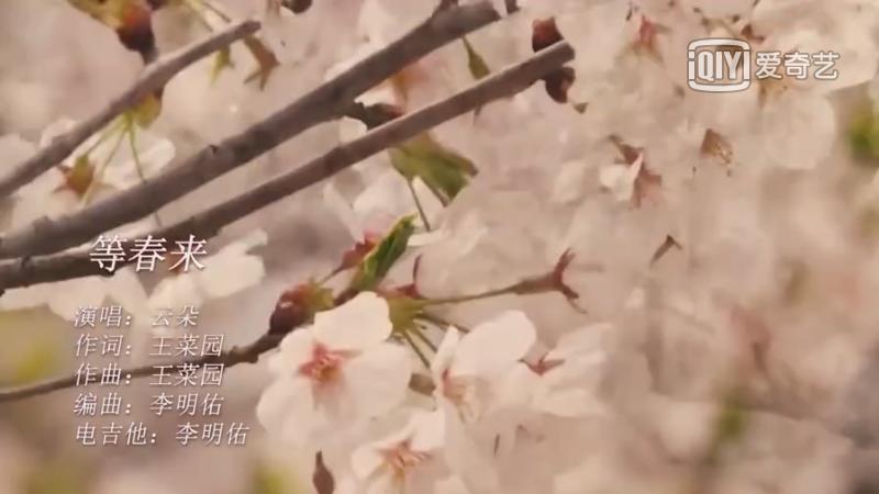 35-year-old Yun Duo sings a new song at home, with a delicate face and ...