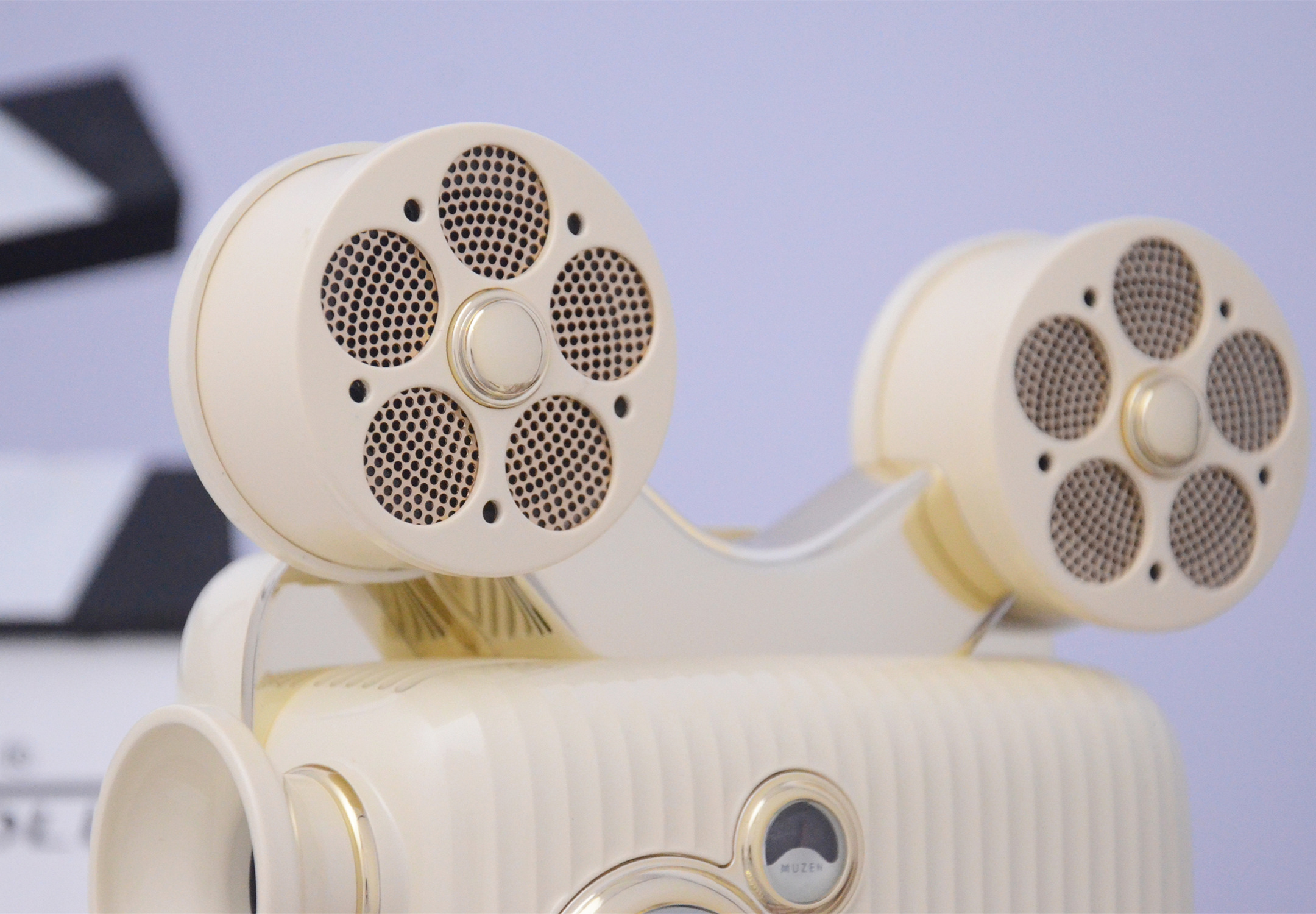 interesting!A smart projector made into a "projector" shape: the actual ...