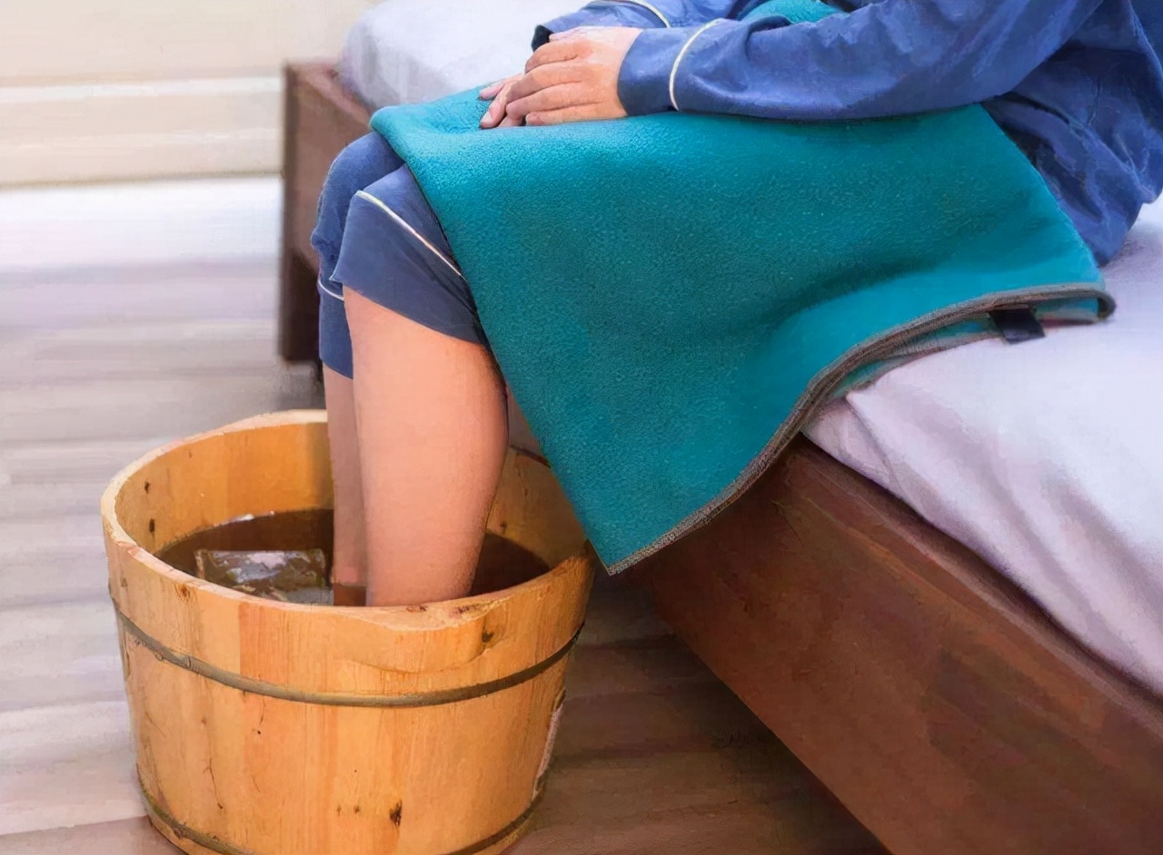 Do you use hot water to soak your feet every day?May wish to listen to ...