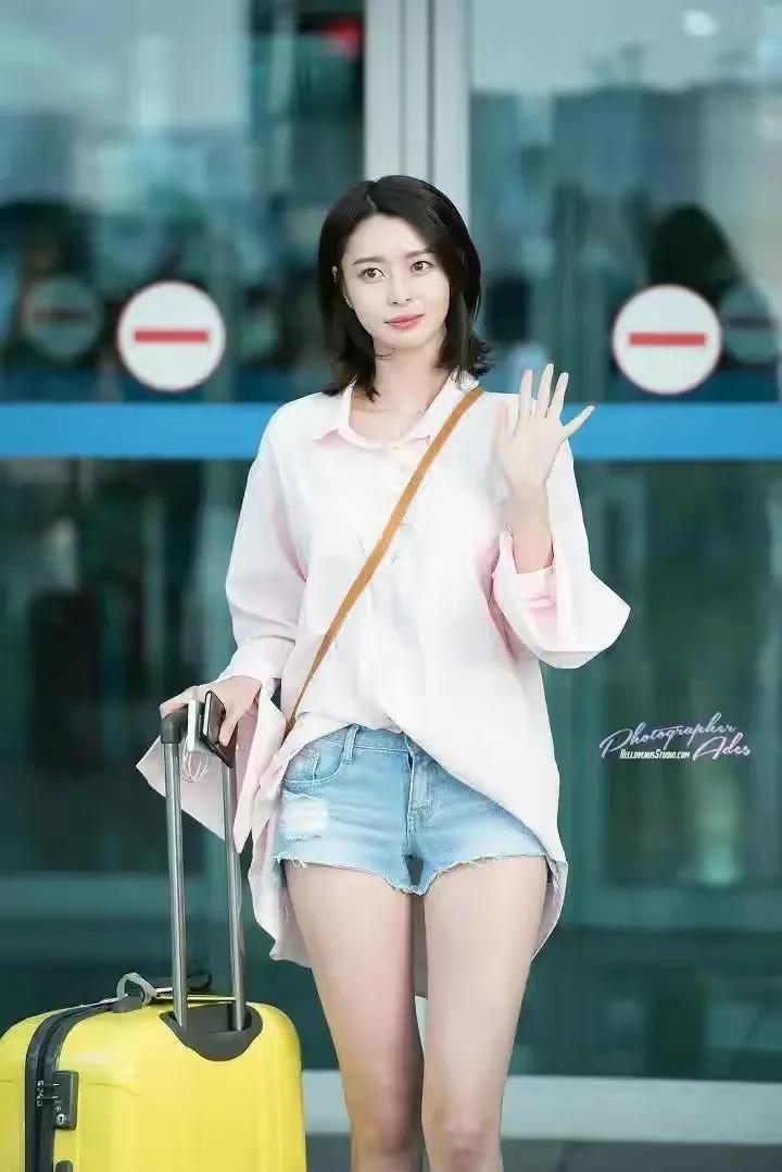 Kwon Nara is a beautiful woman with beautiful long legs. - iMedia