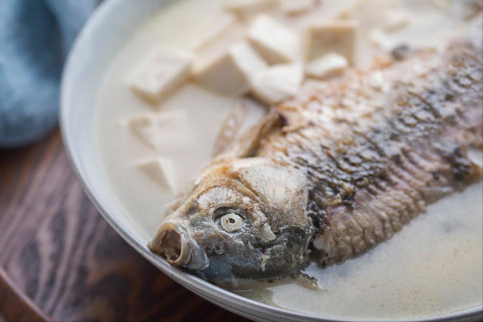 Stewed crucian carp soup, do not stew directly in the pot, keep in mind ...