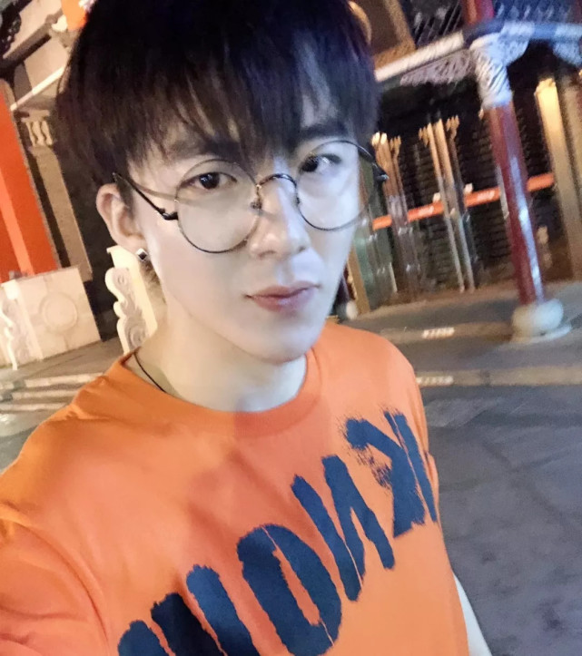 "Liu Yuning is on the hot search again" affectionately sings ...