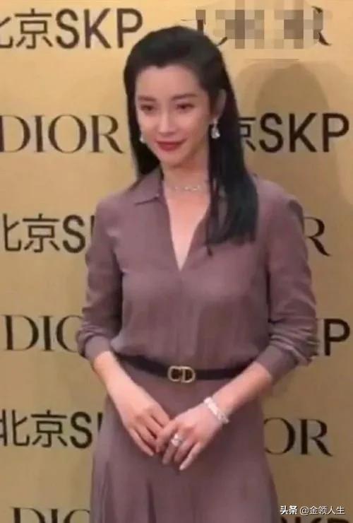 Li Bingbing wore private clothes to go shopping without makeup. He was ...